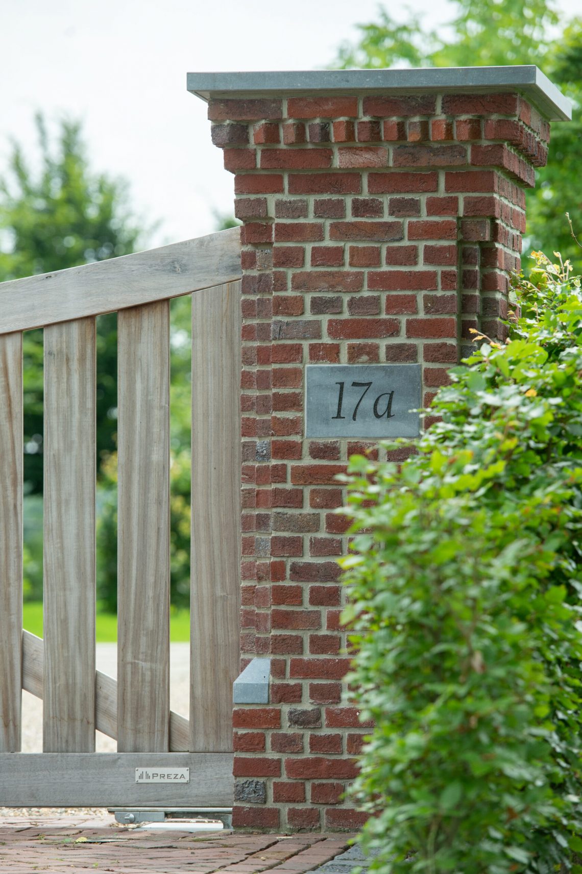 Houten poort geeft toegang tot oase van rust