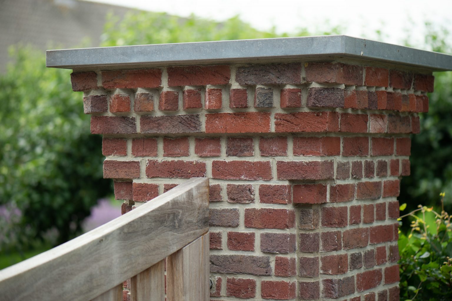 Houten poort geeft toegang tot oase van rust