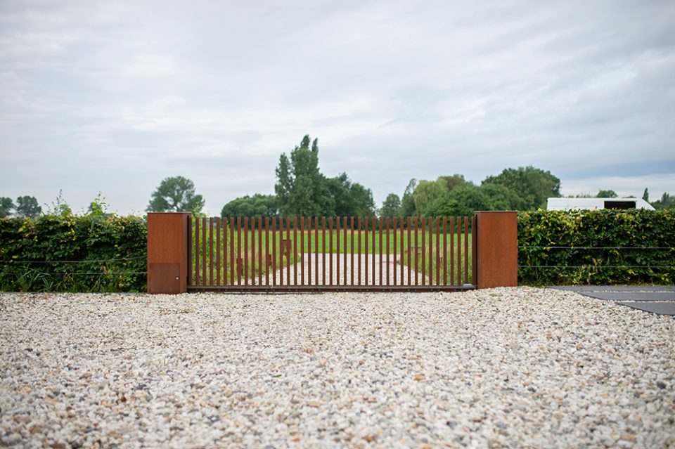 Schuifpoort van Cortenstaal bij villa in Terwolde