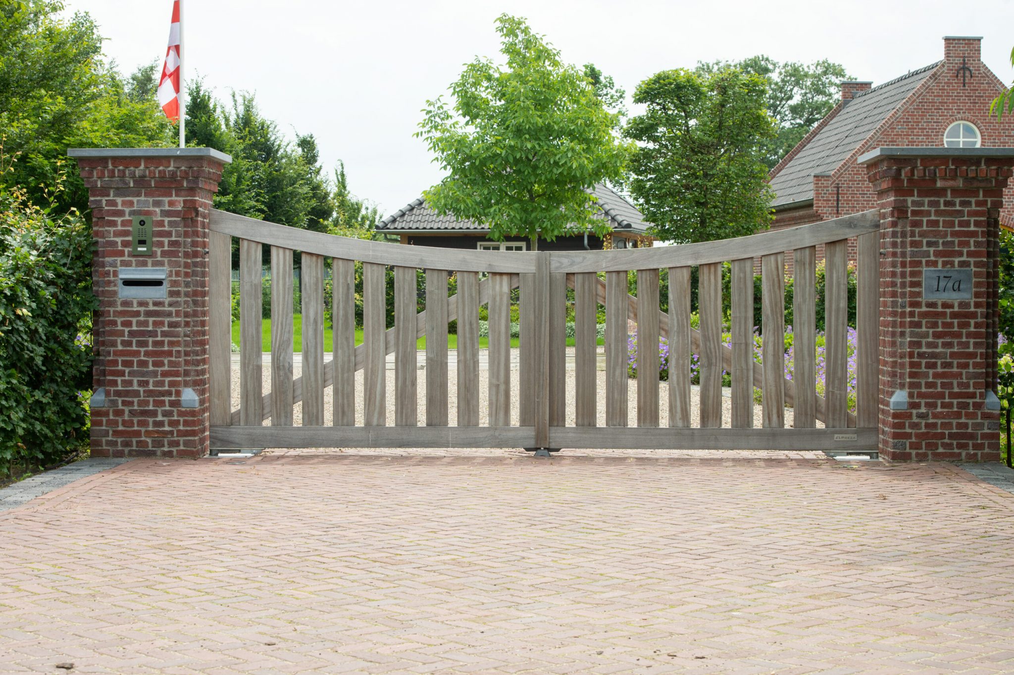 Houten poort geeft toegang tot oase van rust