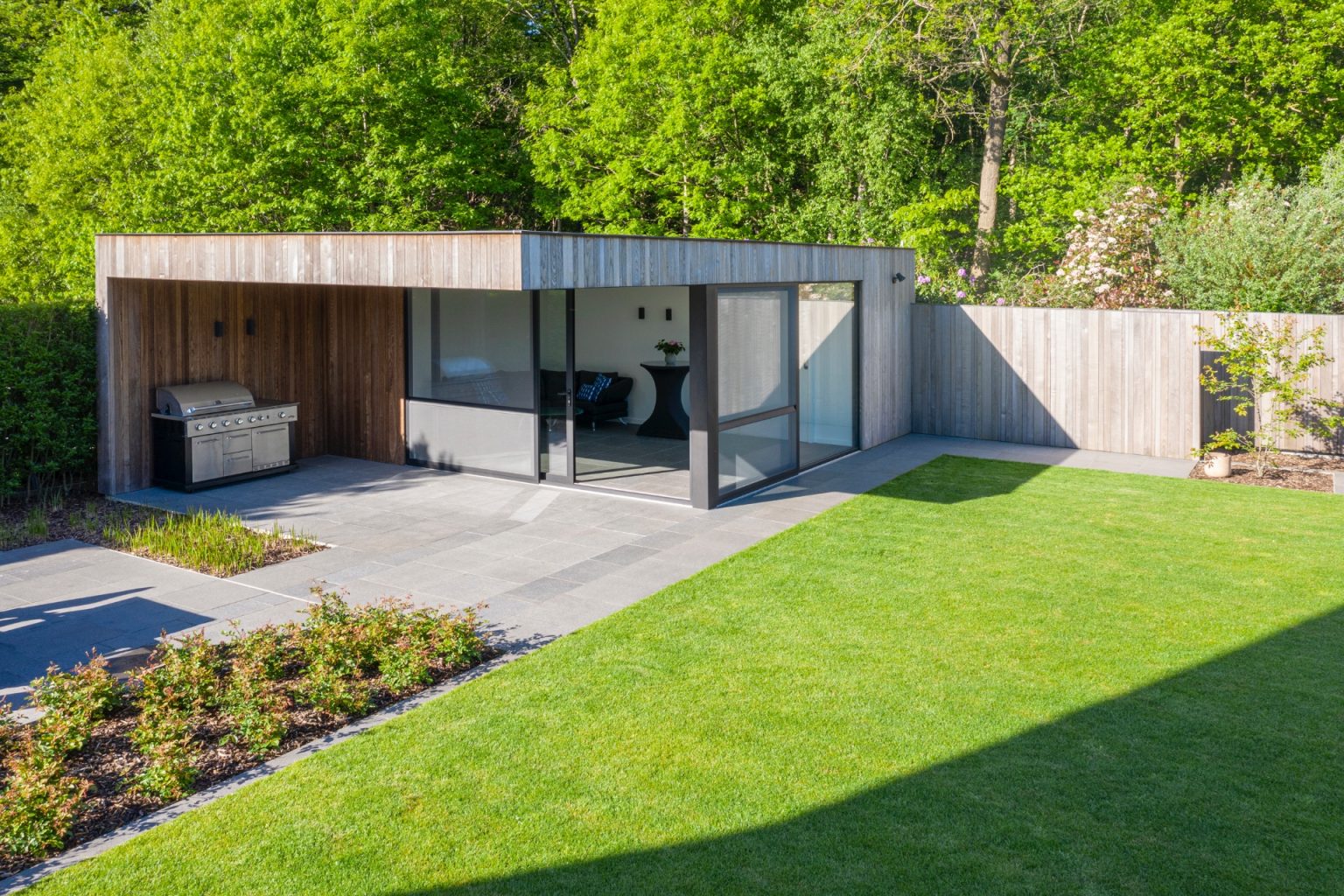 Luxe houten poolhouse