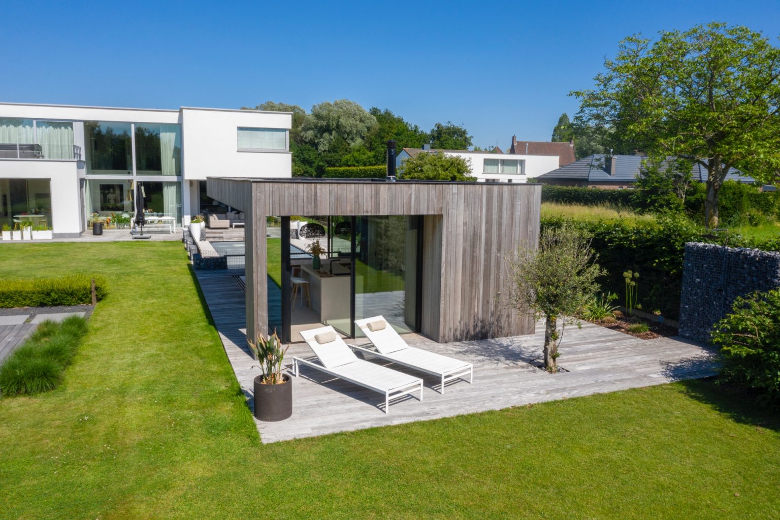 Luxe houten poolhouse