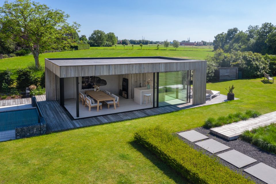 Luxe houten poolhouse