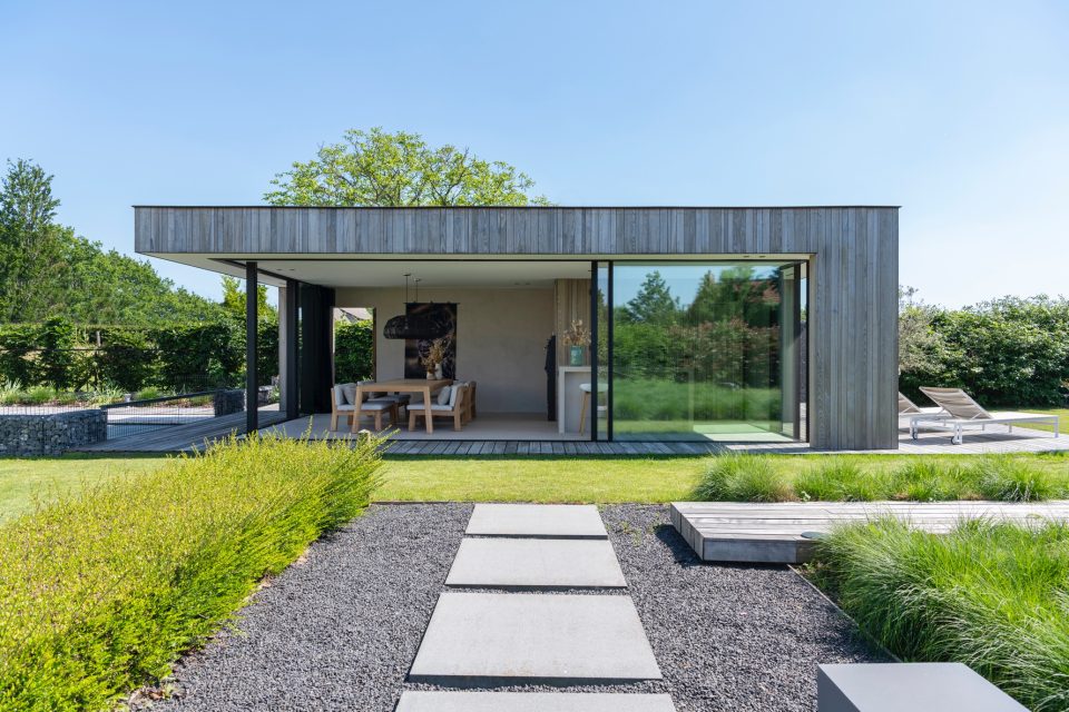 Luxe houten poolhouse