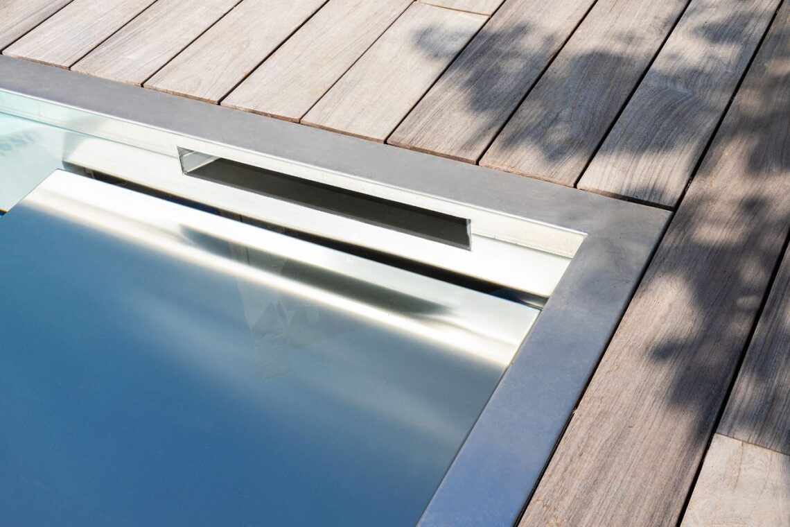 Self-supporting stainless steel high-water line swimming pool Zeveren