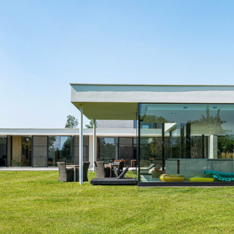 Villa met rieten dak - HOOG.design - Exclusive living inspiration