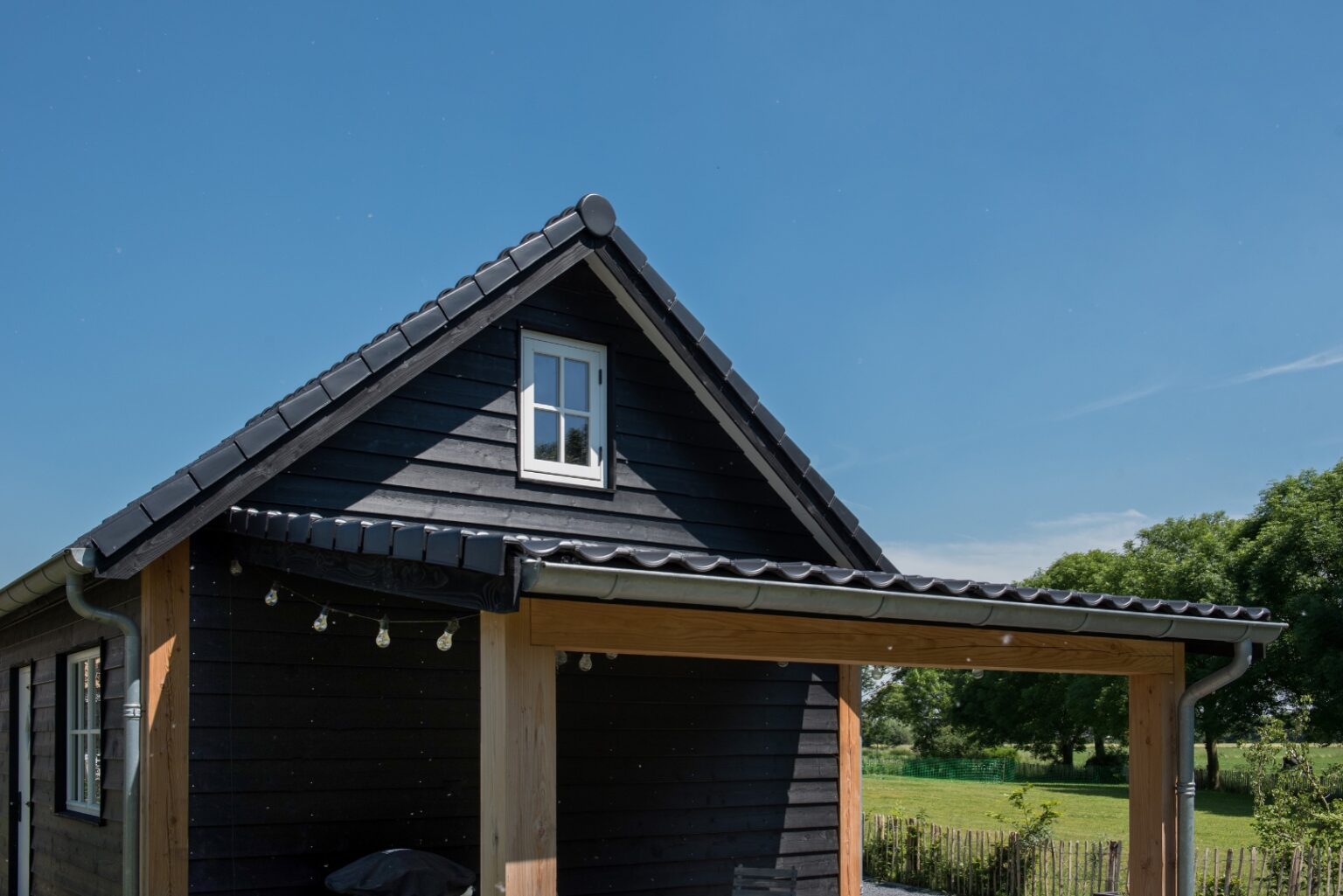 Schuur met overkapping