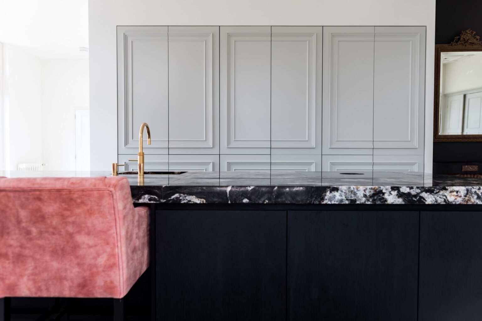 Klassiek moderne keuken met prachtig marmer blad