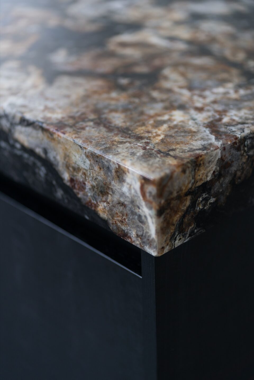 Klassiek moderne keuken met prachtig marmer blad