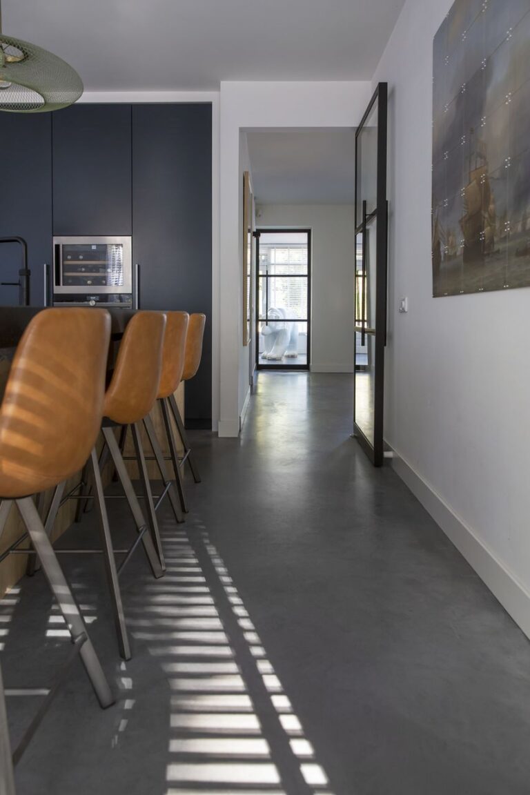 Fluted concrete floor in detached new construction house in Ede - HOOG ...