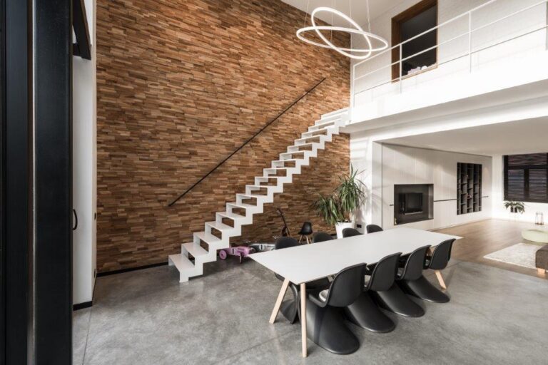 Witte trap met open treden in de leefruimte