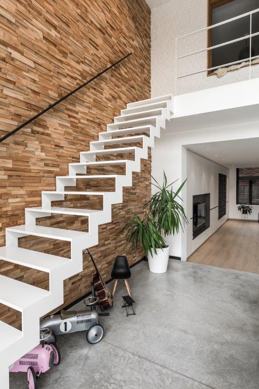 Witte trap met open treden in de leefruimte