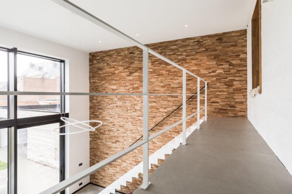 Witte trap met open treden in de leefruimte