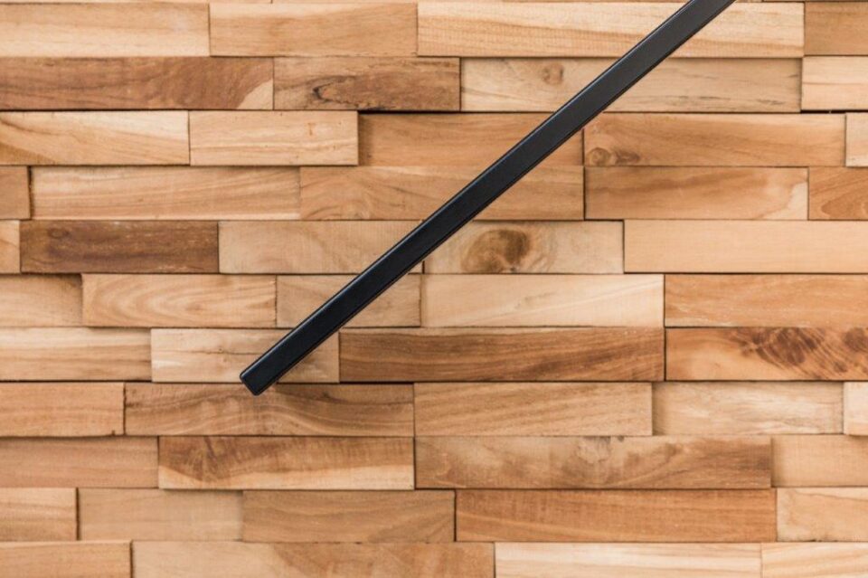 Witte trap met open treden in de leefruimte