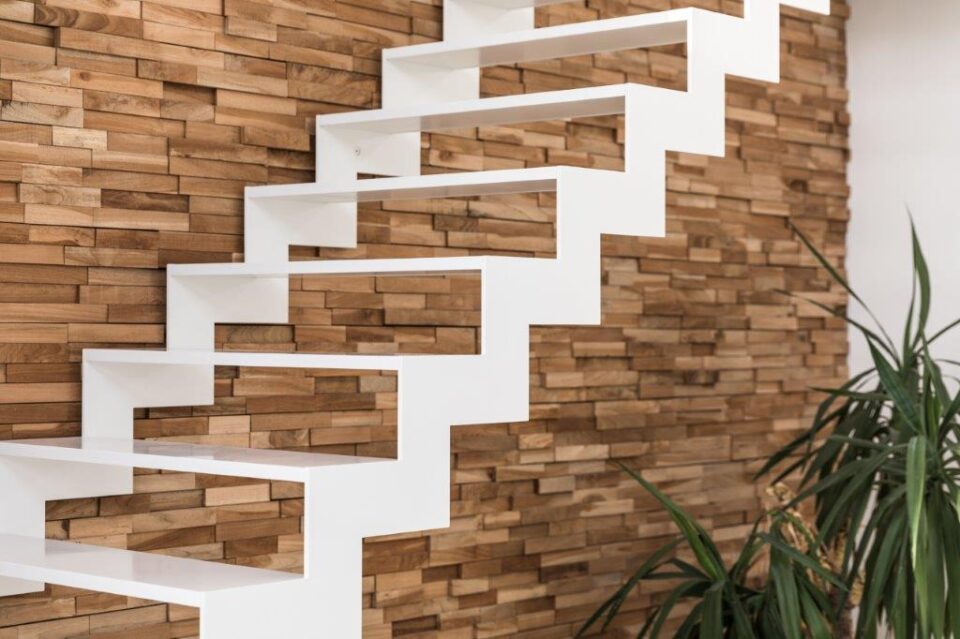 Witte trap met open treden in de leefruimte