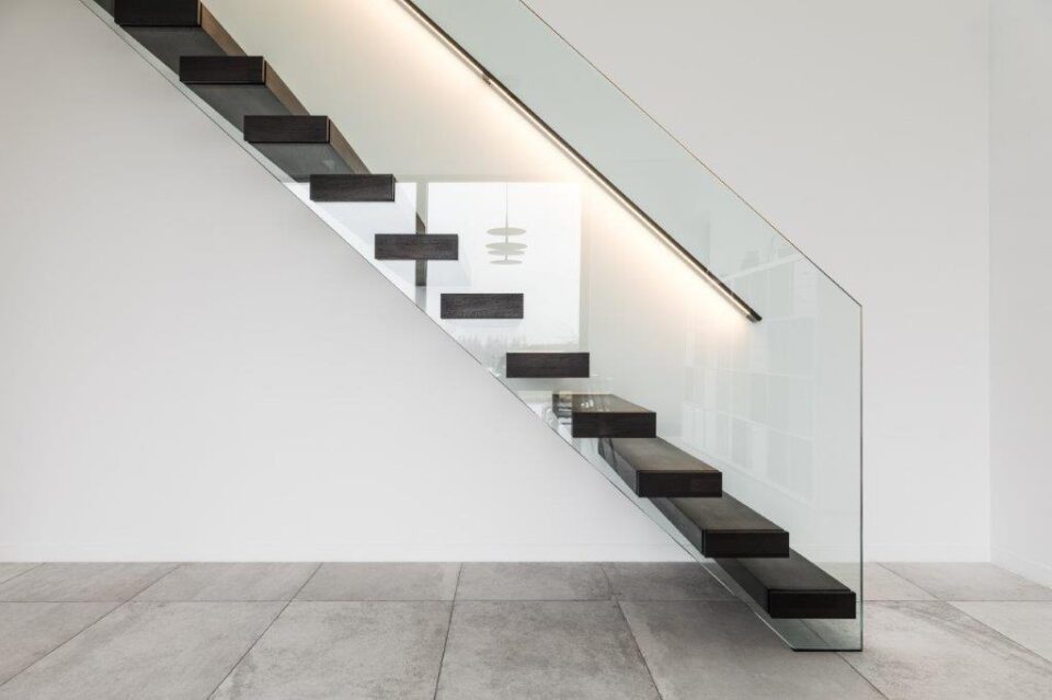 Zwevende trap met glazen borstwering