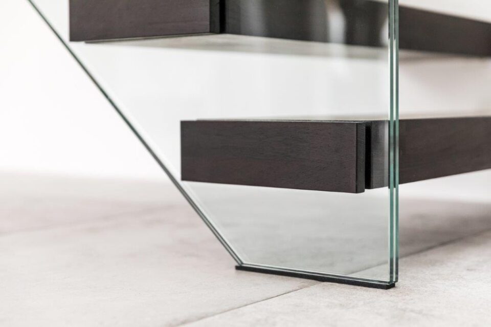 Zwevende trap met glazen borstwering