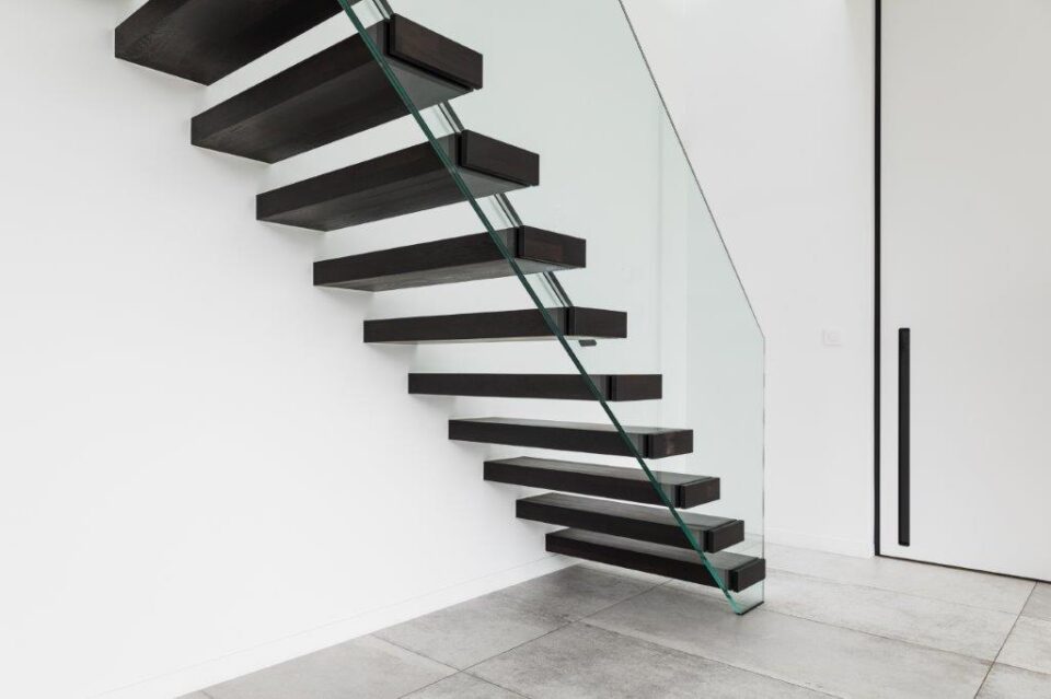 Zwevende trap met glazen borstwering