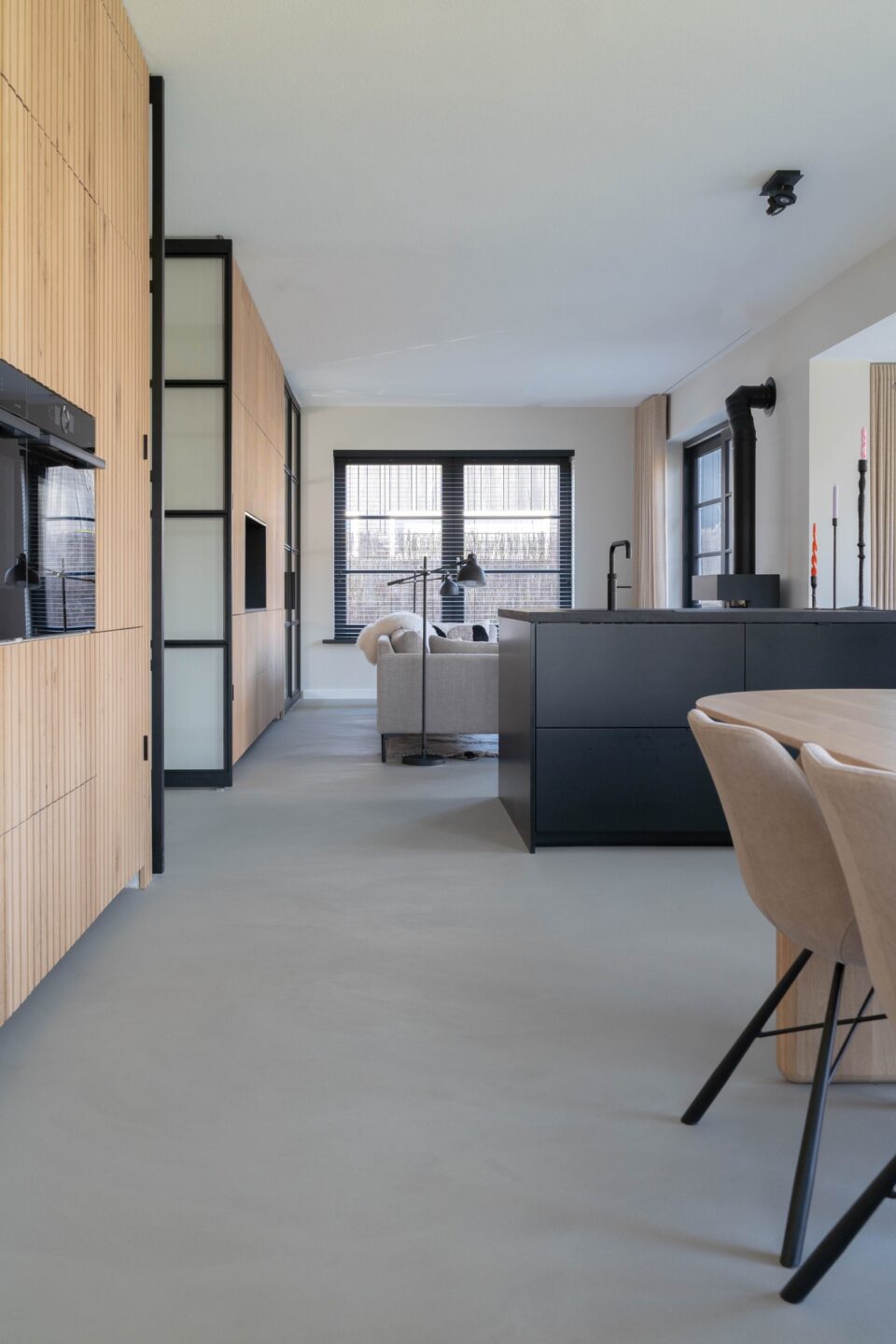 Gietvloer in modern interieur