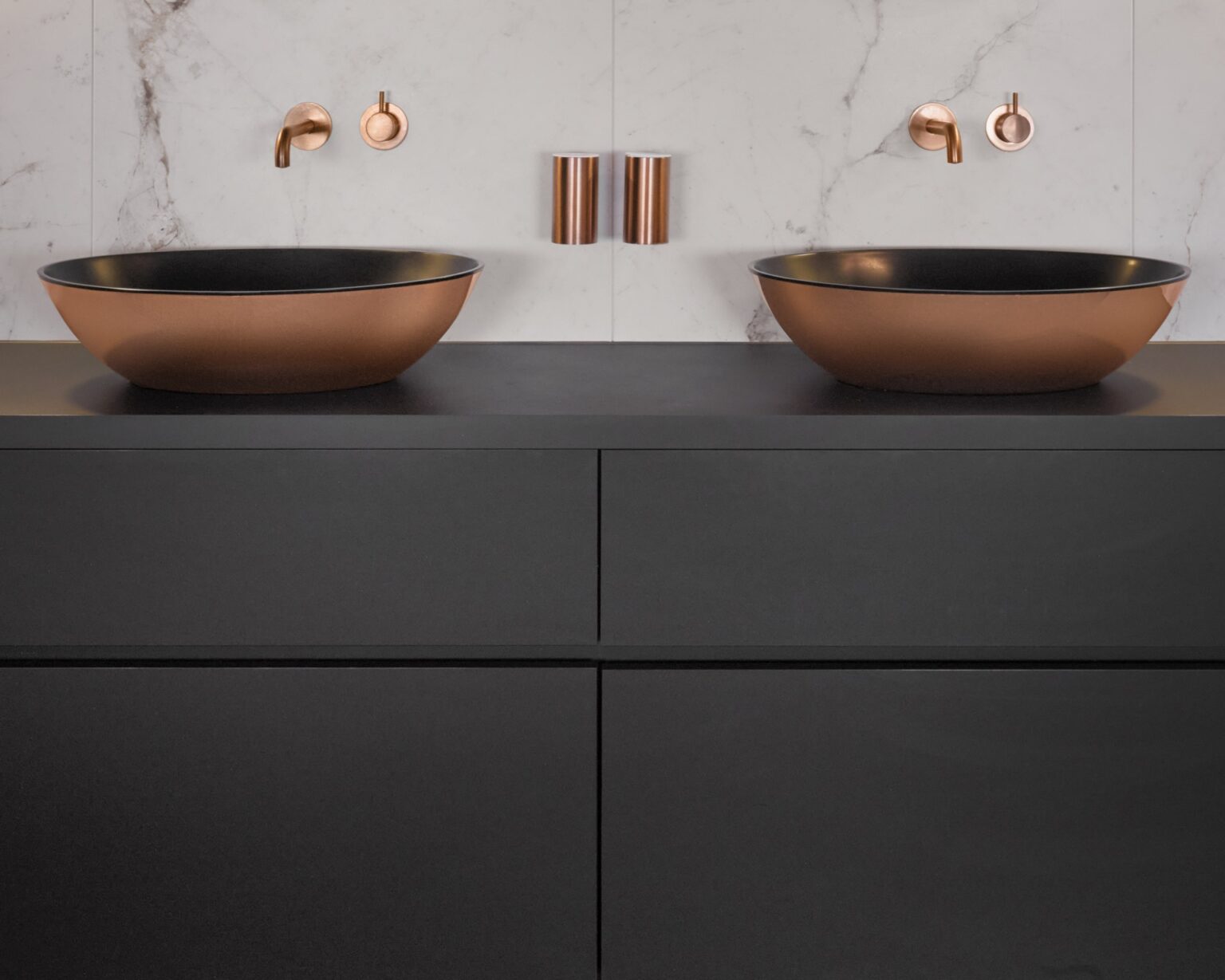 Bathroom with bronze - HOOG.design - Exclusive living inspiration