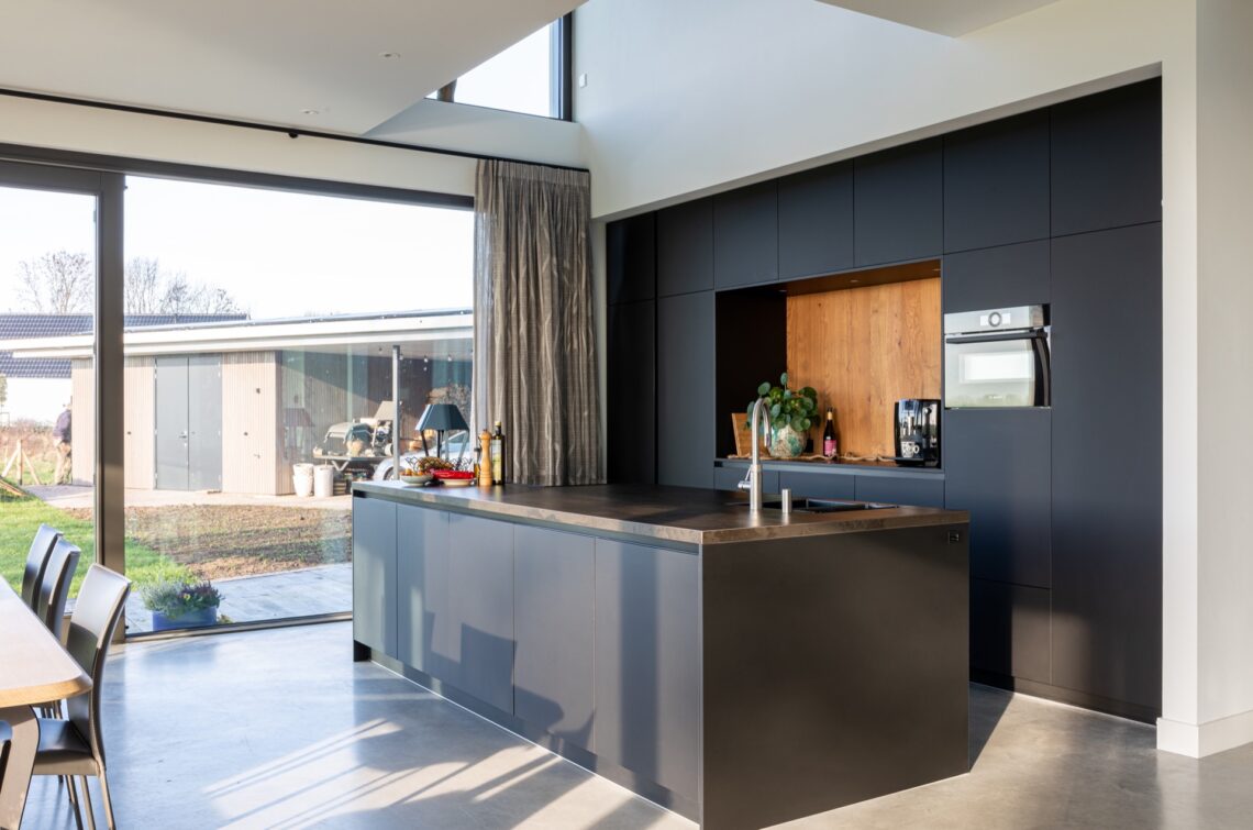 Moderne keuken met houtlook nis