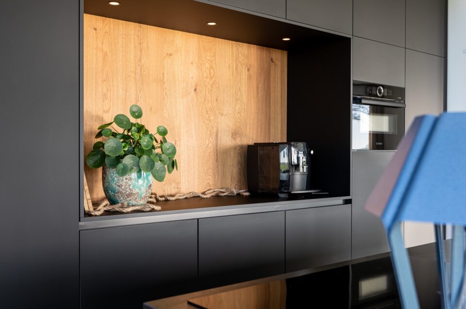 Moderne keuken met houtlook nis