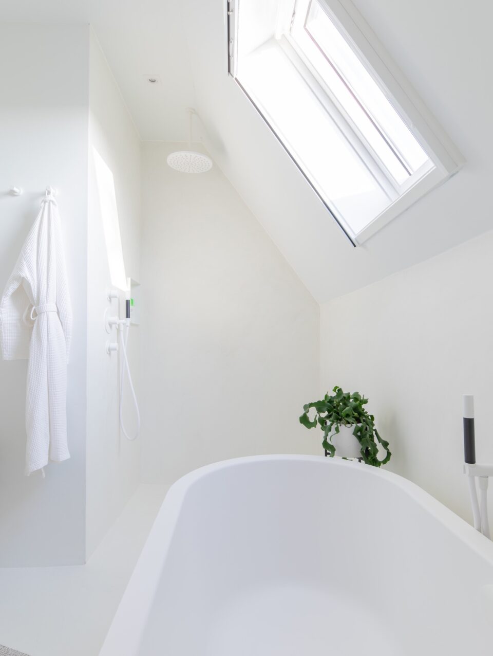 Unieke tijdloze witte badkamer