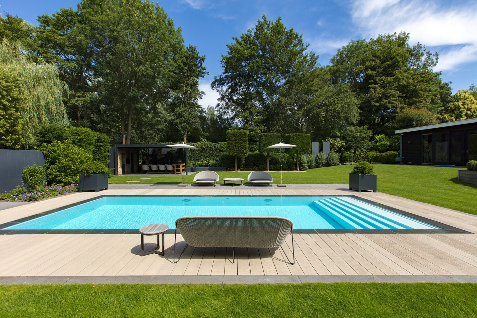 Which outdoor flooring fits your pool? - HOOG.design - Exclusive living ...