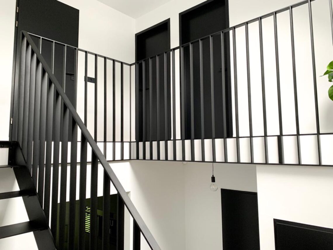Stalen balustrades met verticale spijlen