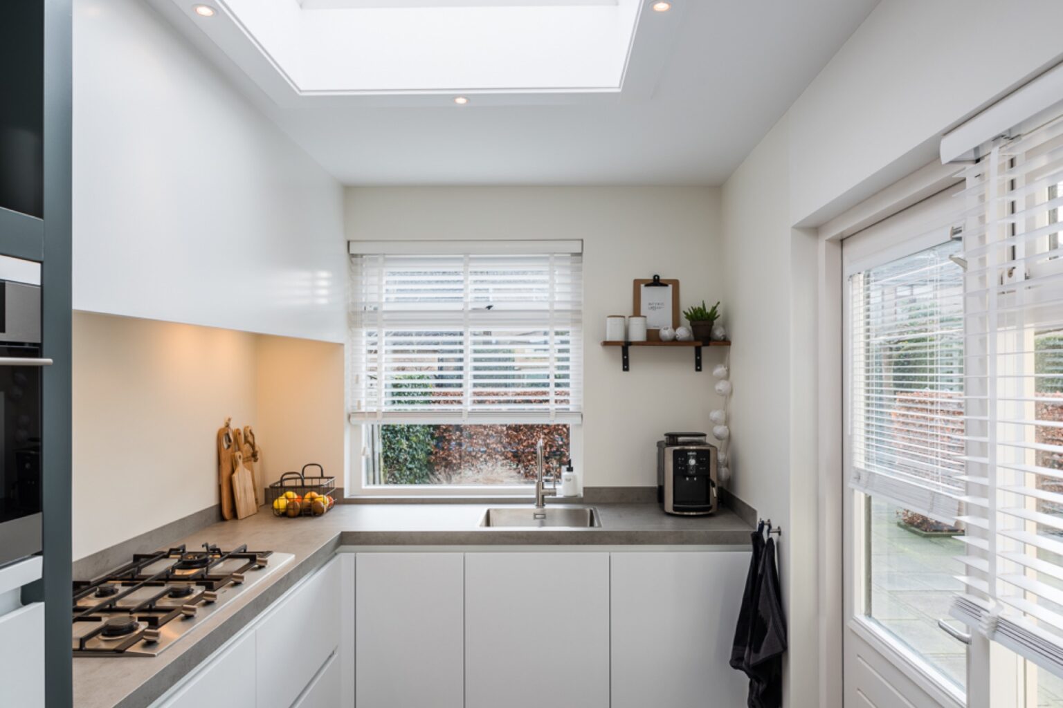 Witte compacte keuken met een sprekend werkblad