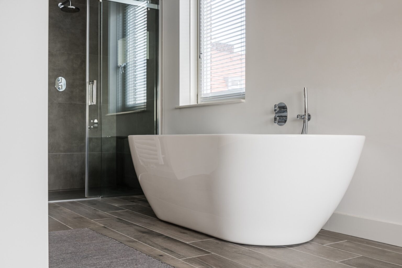 Stijlvolle badkamer met losstaand bad