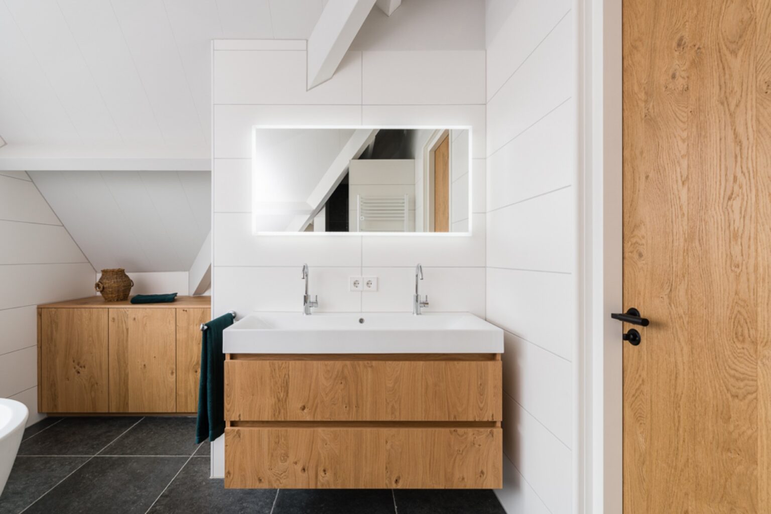 Stijlvolle badkamer met een losstaand bad