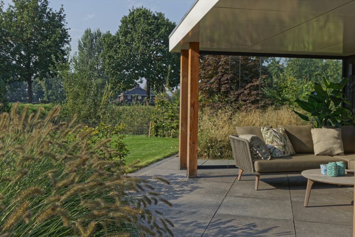 Moderne tuin met terrasoverkapping