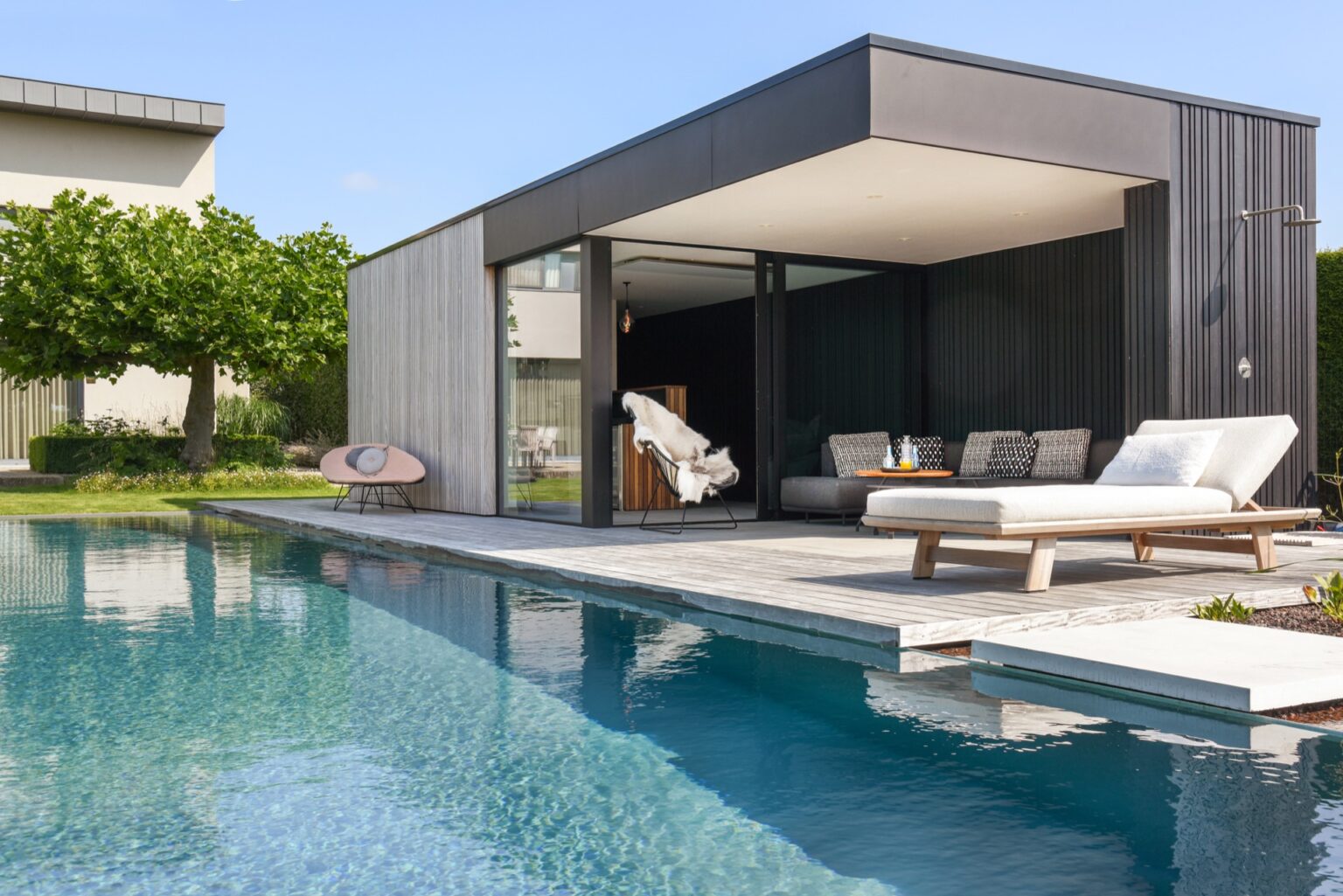 Moderne tuin met zwembad - HOOG.design - Exclusive living inspiration