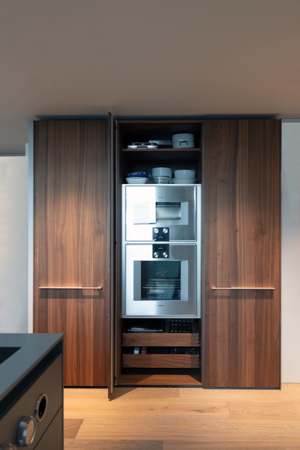 Highlight on the IJ: Handle-less bulthaup b3 in flint with walnut cabinetry