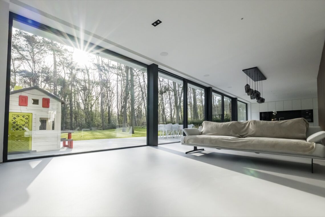 Moderne villa met grote ramen