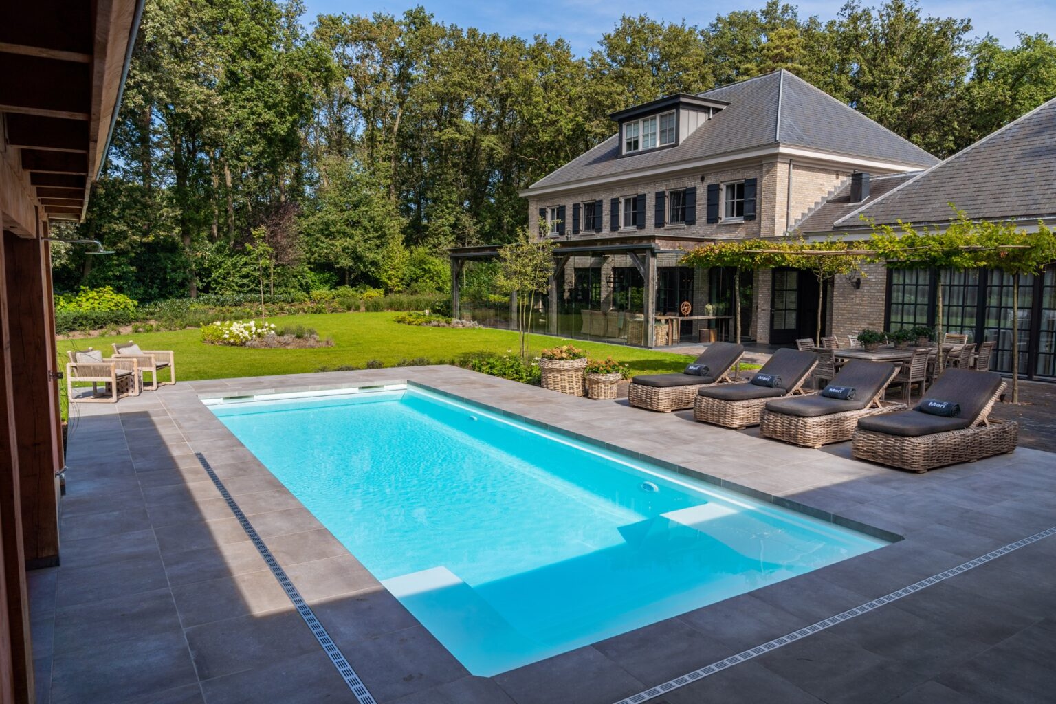 Zwemmen & bubbelen in de spa bij dit luxe landhuis te Reuver