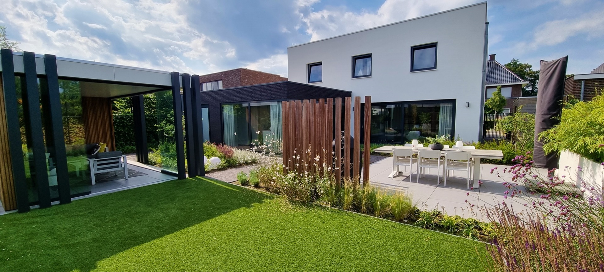Tuin met moderne overkapping