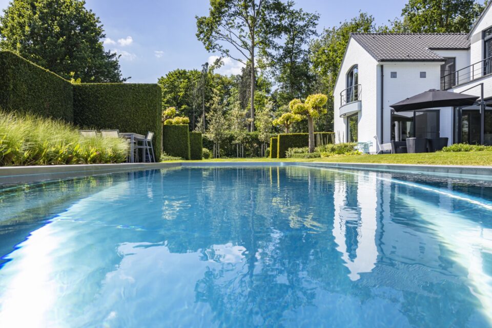 Hoogwaardig zwembad in tuin