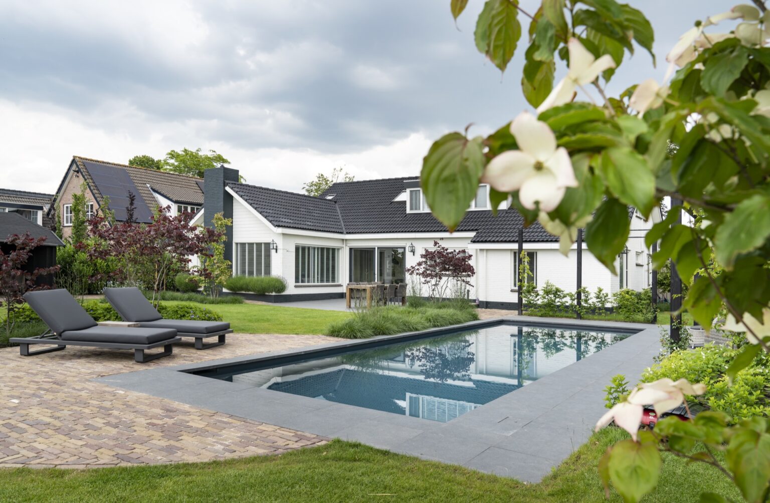 Project Prinsenbeek - Skimmer foil pool with sit-down lounging platform