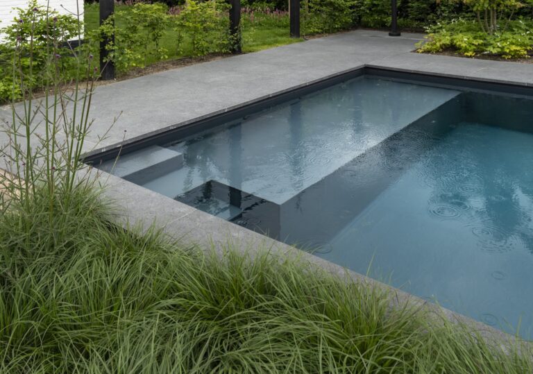 Project Prinsenbeek - Skimmer foil pool with sit-down lounging platform