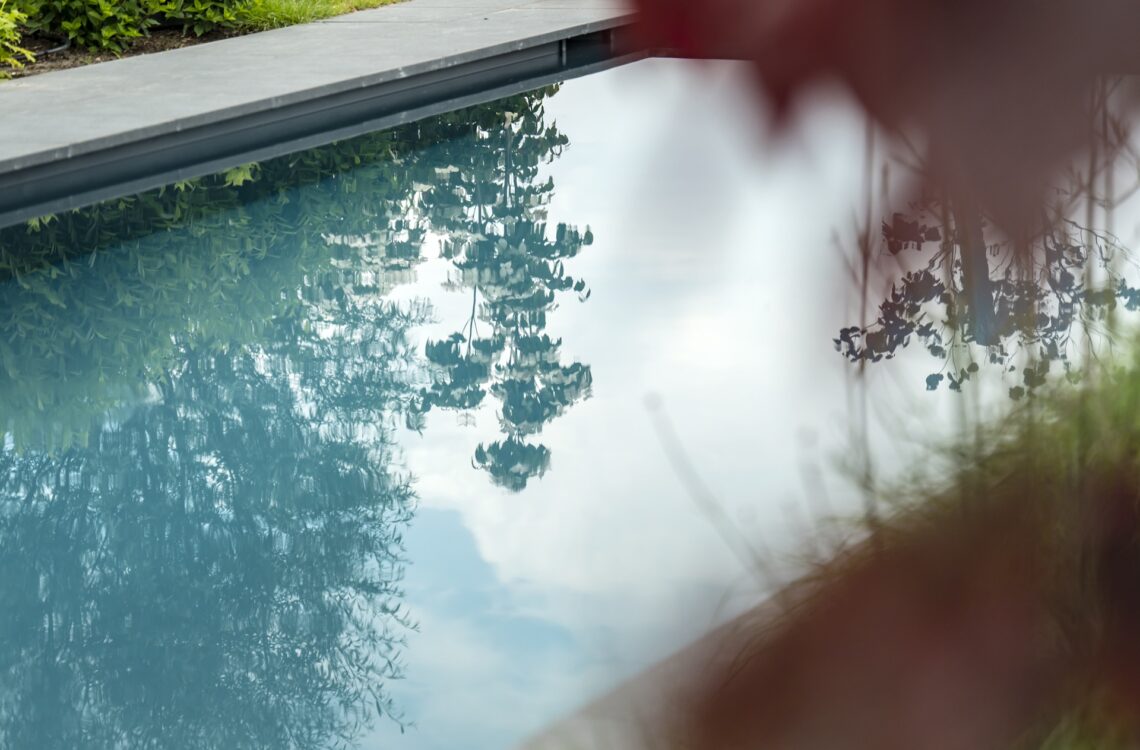 Project Prinsenbeek - Skimmer foil pool with sit-down lounging platform