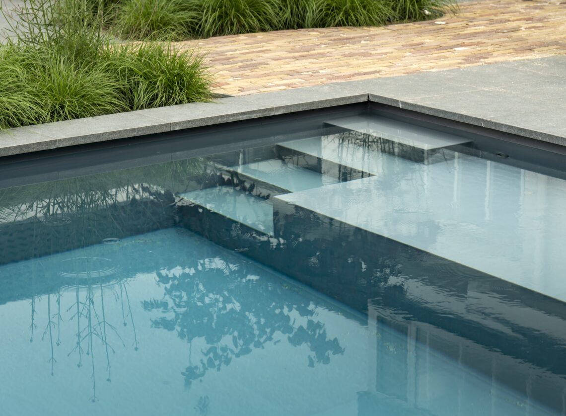 Project Prinsenbeek - Skimmer foil pool with sit-down lounging platform