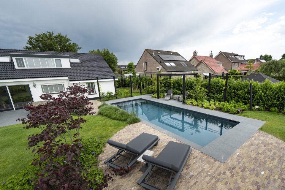 Project Prinsenbeek - Skimmer foil pool with sit-down lounging platform