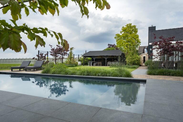 Project Prinsenbeek - Skimmer foil pool with sit-down lounging platform