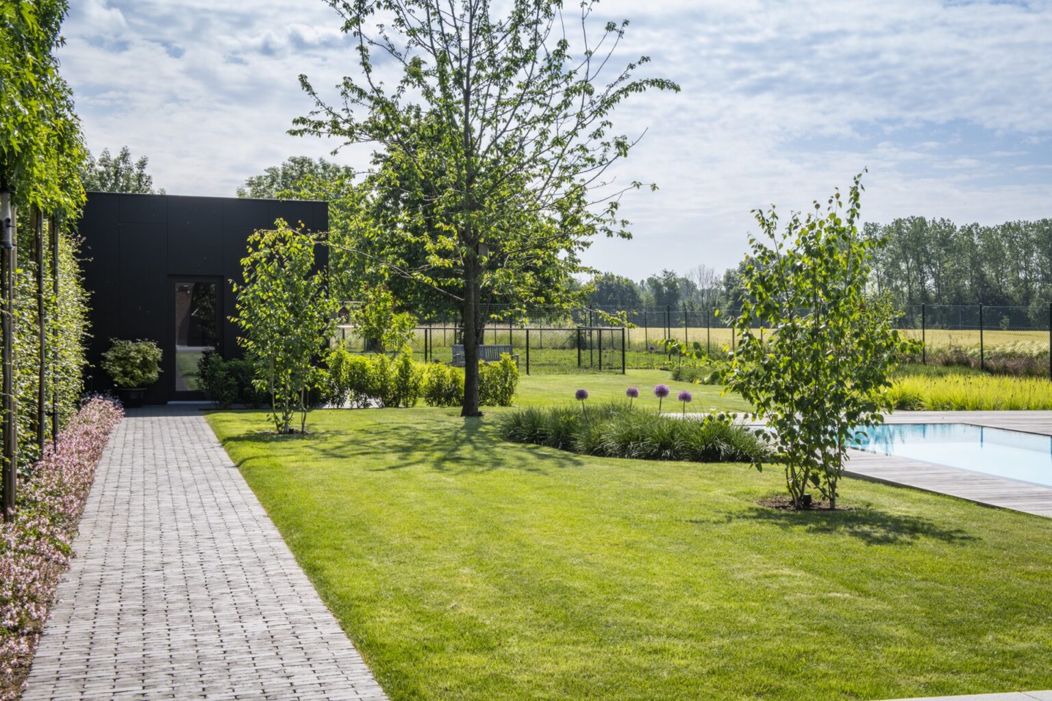 Stijlvolle en rustgevende tuin met overloopzwembad