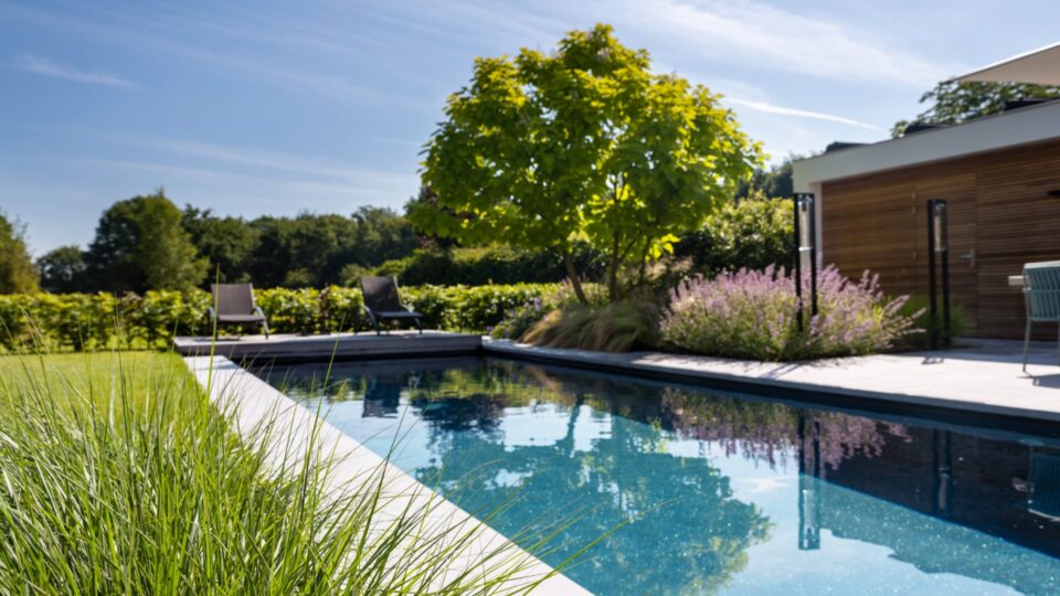 Modern garden with pool in the landscape - HOOG.design - Exclusive ...