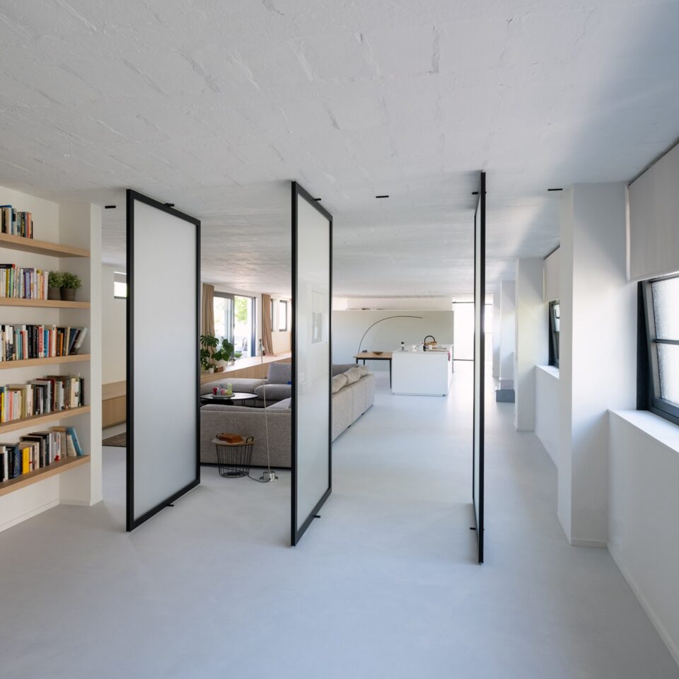 Pivoting room dividers