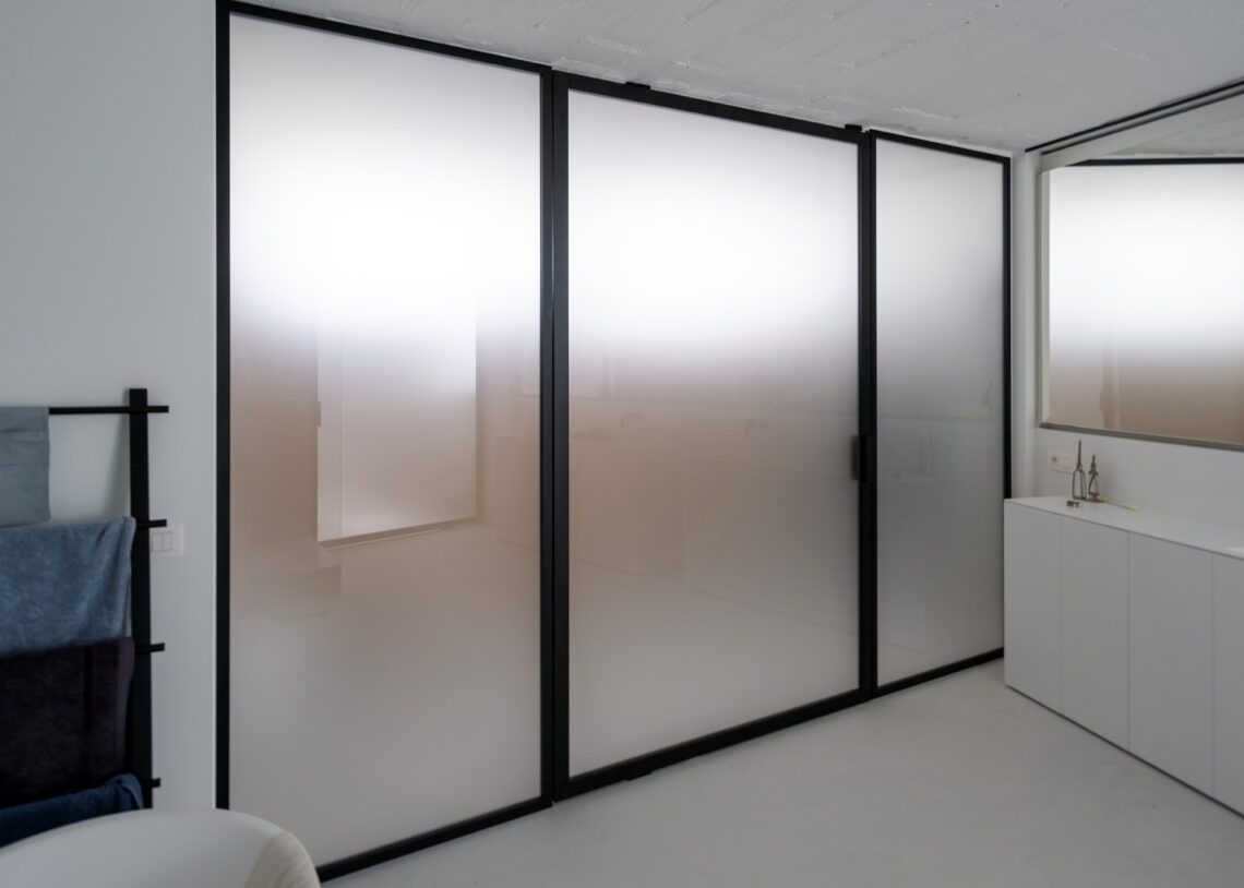 Pivoting room dividers