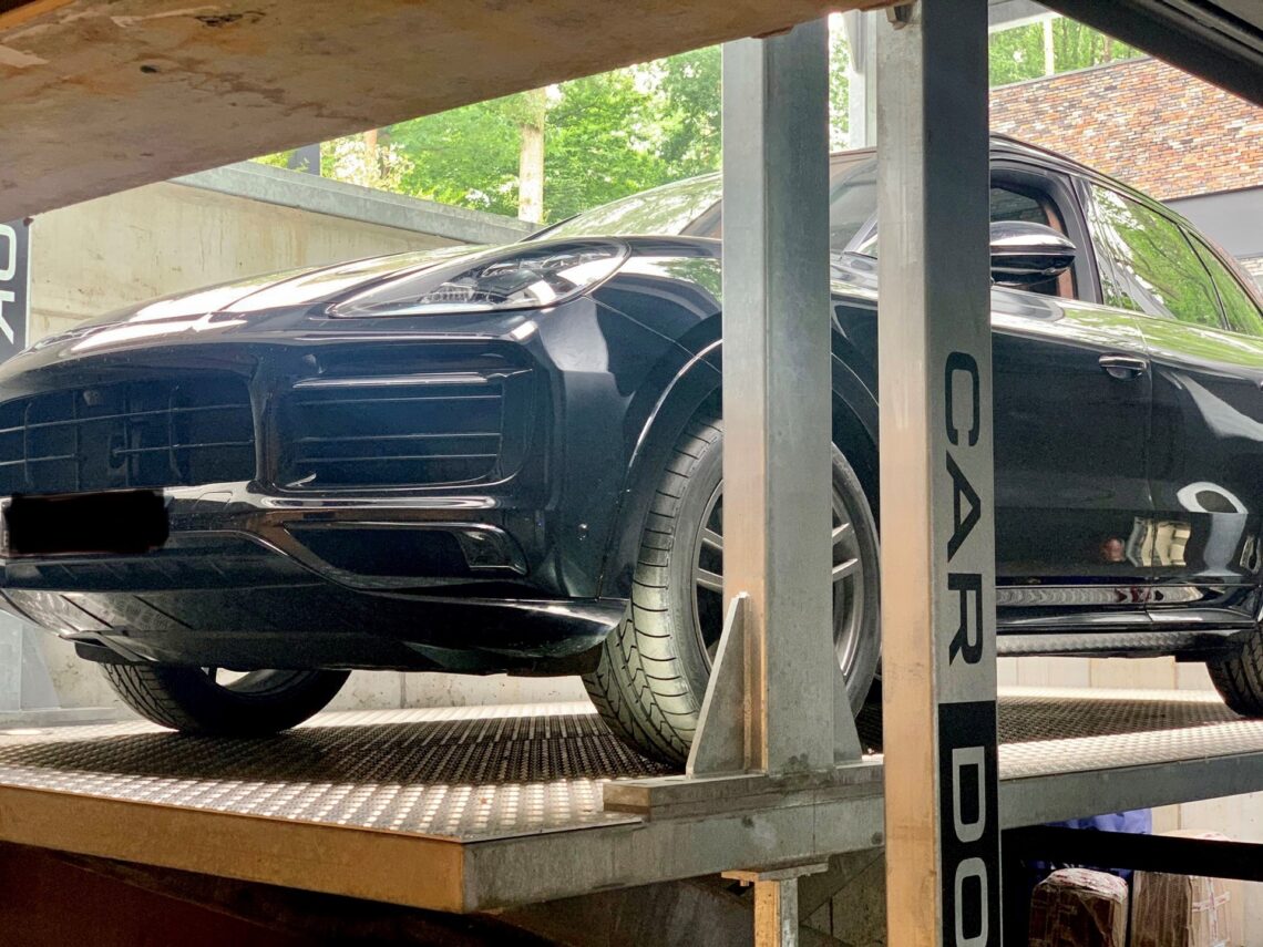 Cardok carlift in villa Vlassak Verhulst - HOOG.design - Exclusive ...